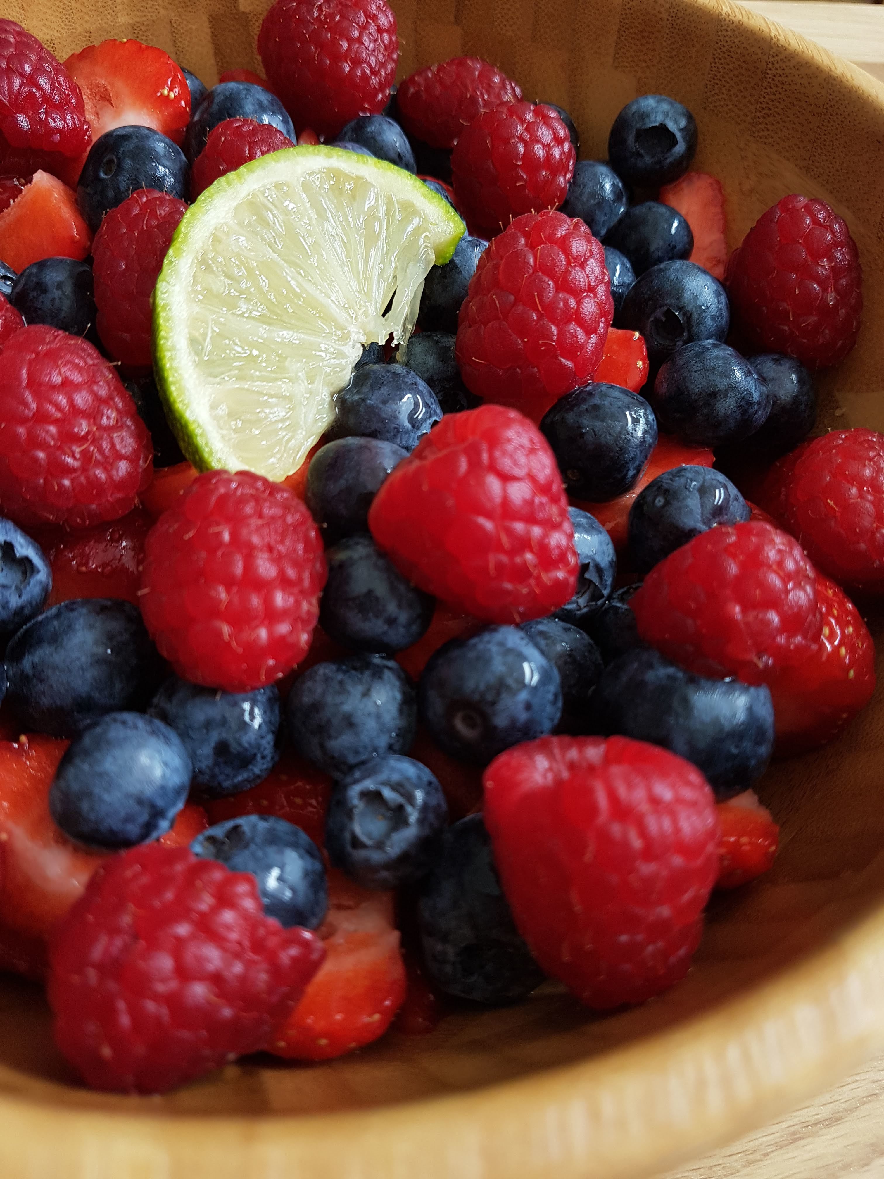 Salade aux fruits rouges et au citron vert - Nutrivie - nutrition et santé